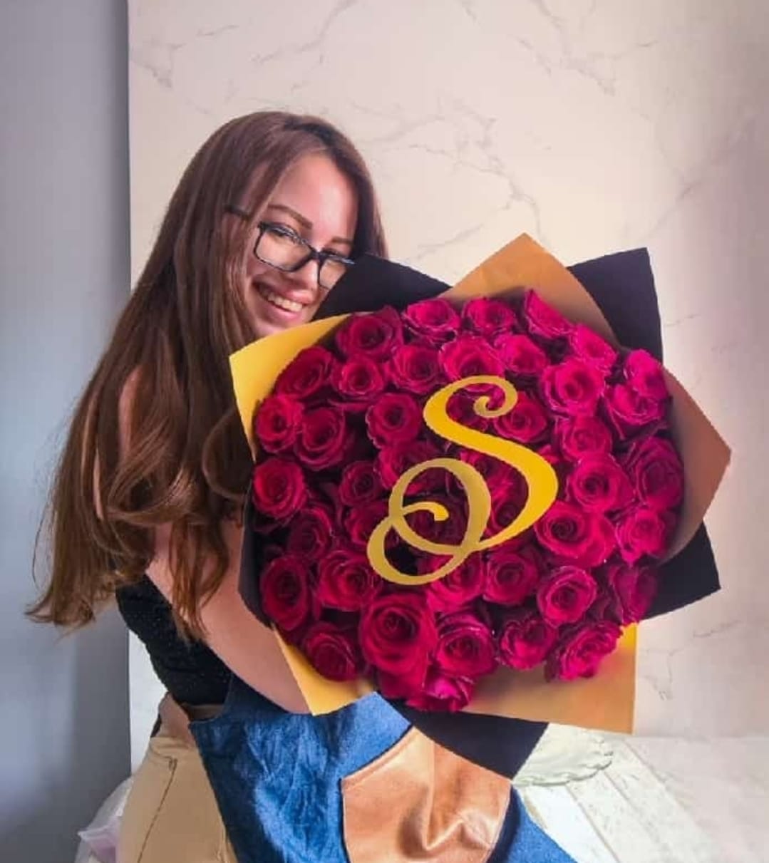 Ramo de 35 rosas Rojas y una inicial Dorada – Deco Armonía Juli